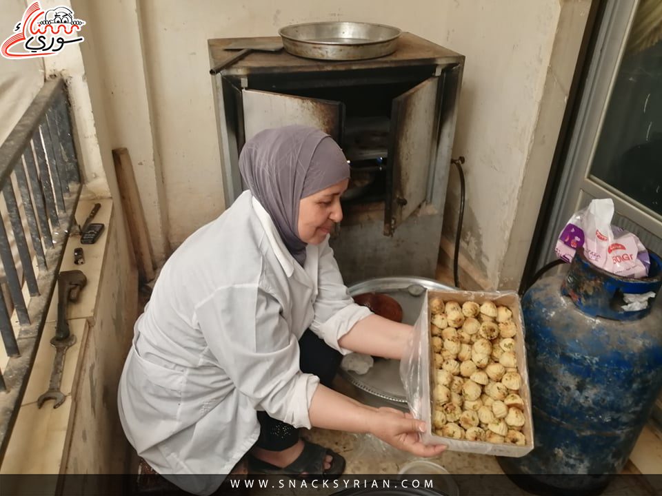 المنسف الحوراني واللزاقيات.. أم محمد تطبخ لتطعم أسرتها وتعيلها | سناك سوري